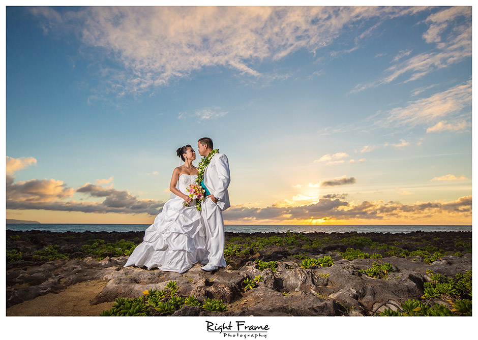 Sunset Wedding in Turtle Bay Resort by RIGHT FRAME PHOTOGRAPHY
